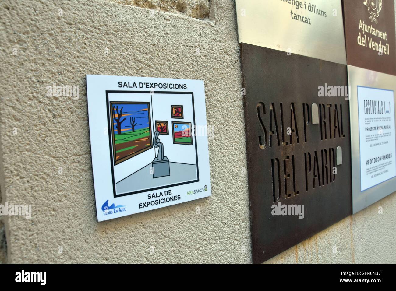 A pictogram that identifies a museum exhibition hall for informing ...