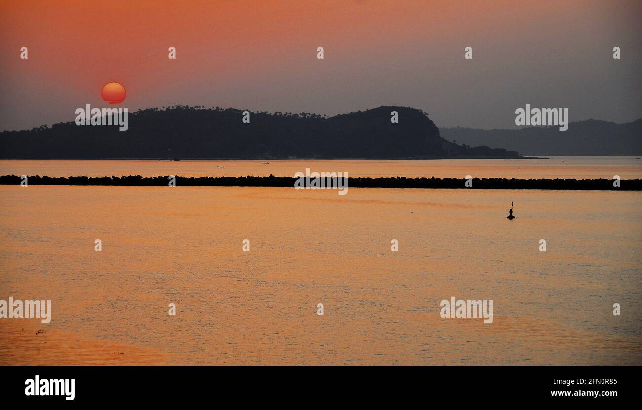 Red africa sun setting hi-res stock photography and images - Alamy