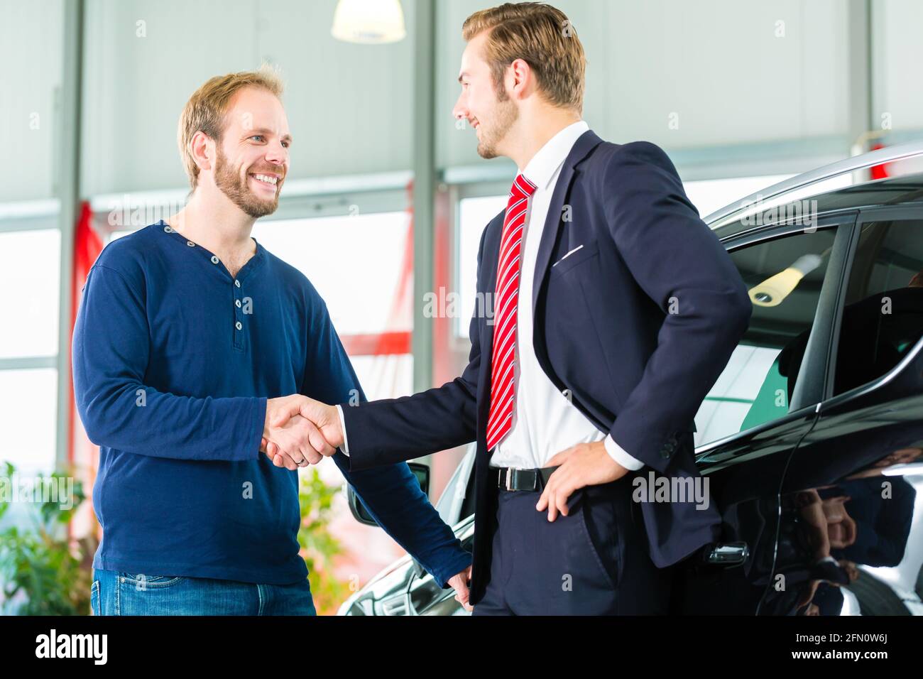Salesman shaking hands male customer hi-res stock photography and ...
