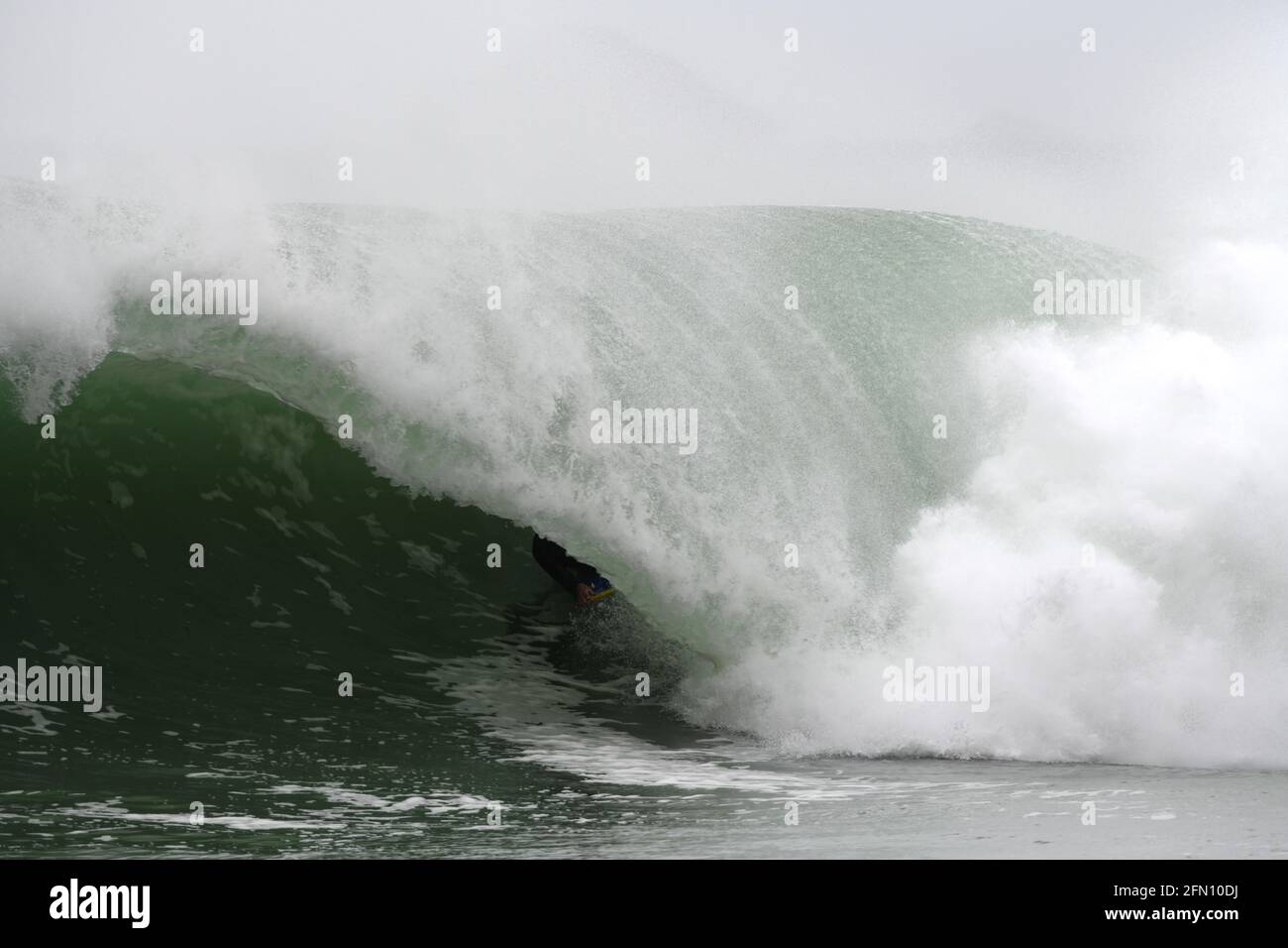Surfing cornwall wave hi-res stock photography and images - Alamy