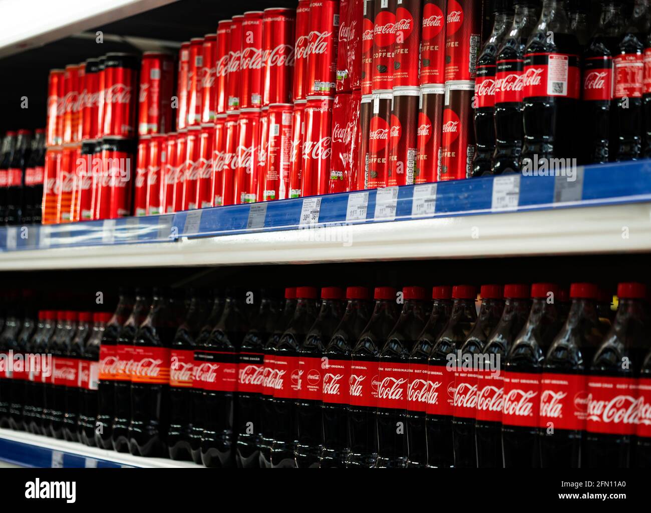 Row of coca-cola bottles in the store Stock Photo - Alamy