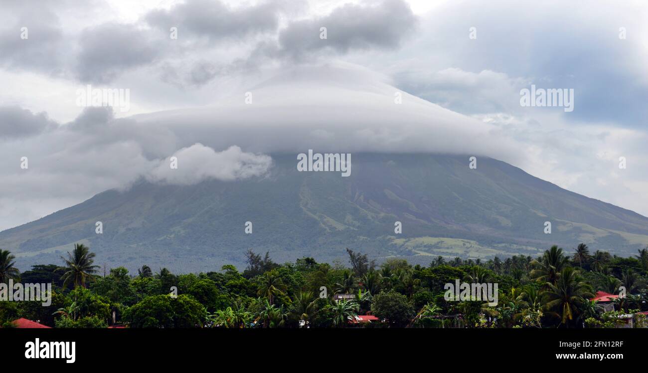 The Mayon volcano covered with a beautiful cloud Stock Photo - Alamy