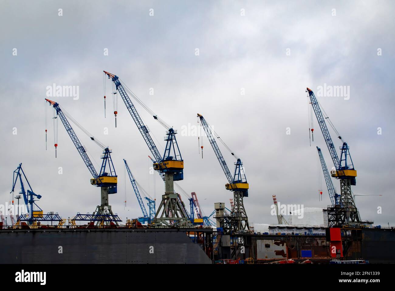 Container terminal at the port Hamburg ,Four high performance container ...