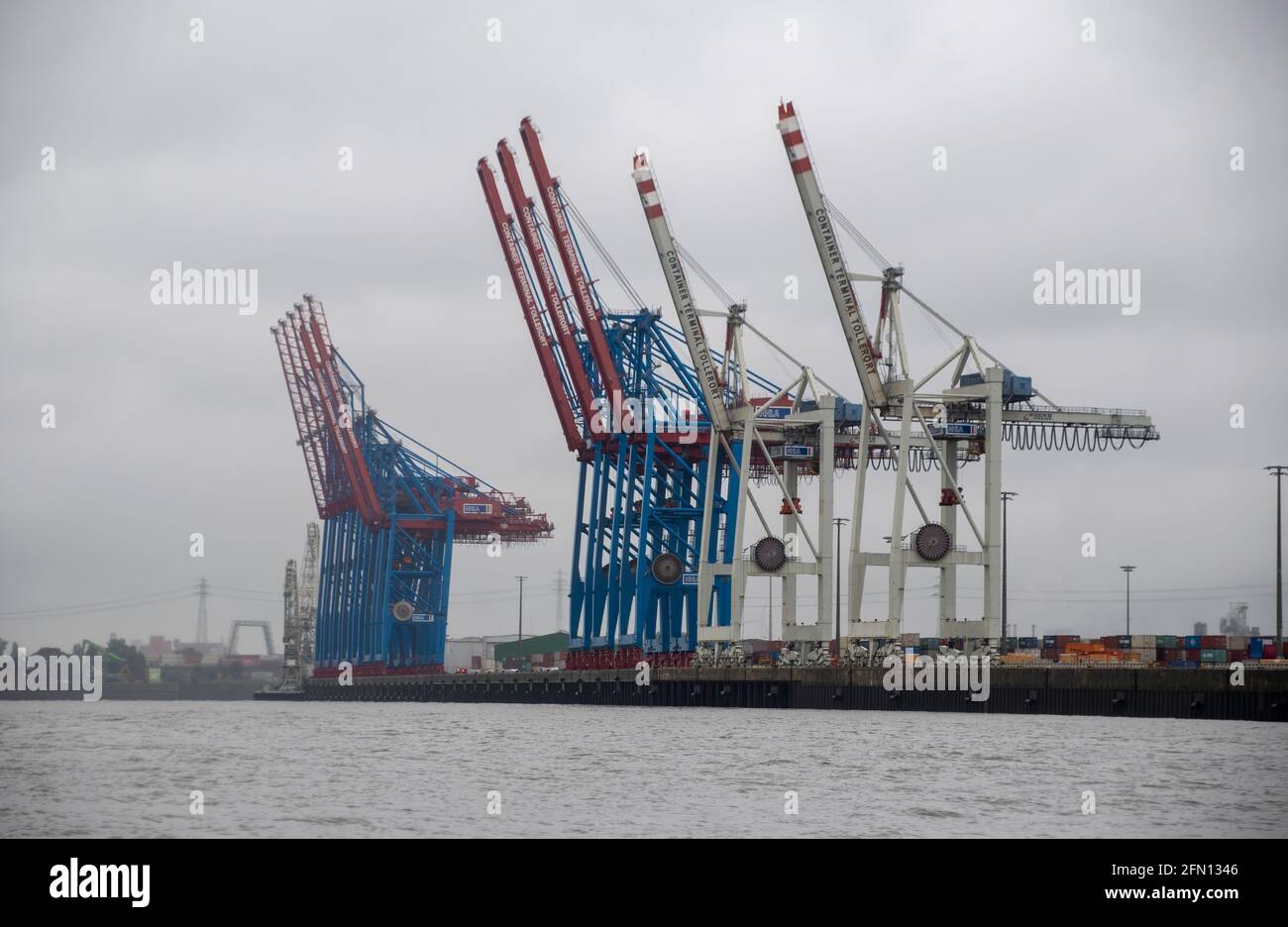 Container terminal at the port Hamburg ,Four high performance container ...