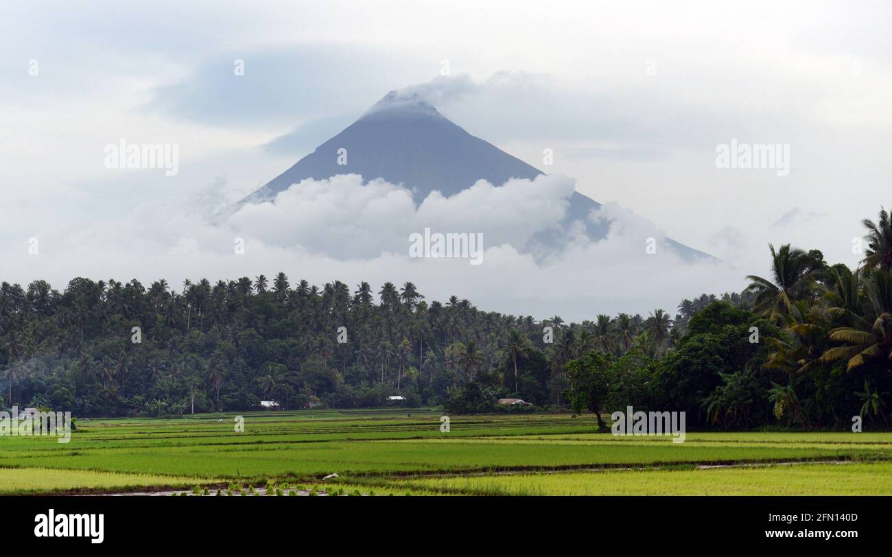 Mayon volcano hi-res stock photography and images - Alamy