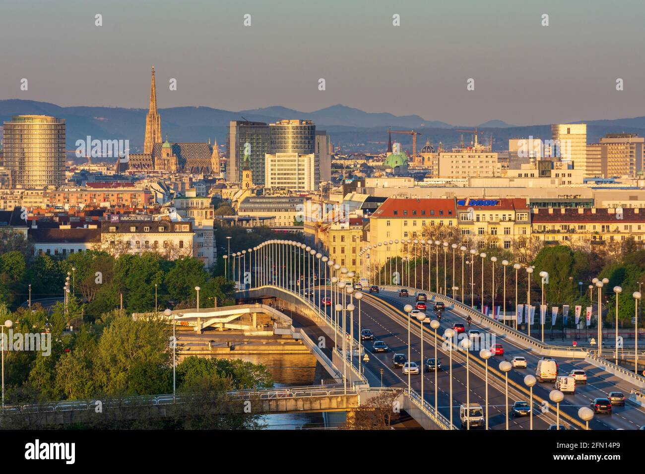 Wien, Vienna: Vienna city center, river Donau (Danube), bridge ...