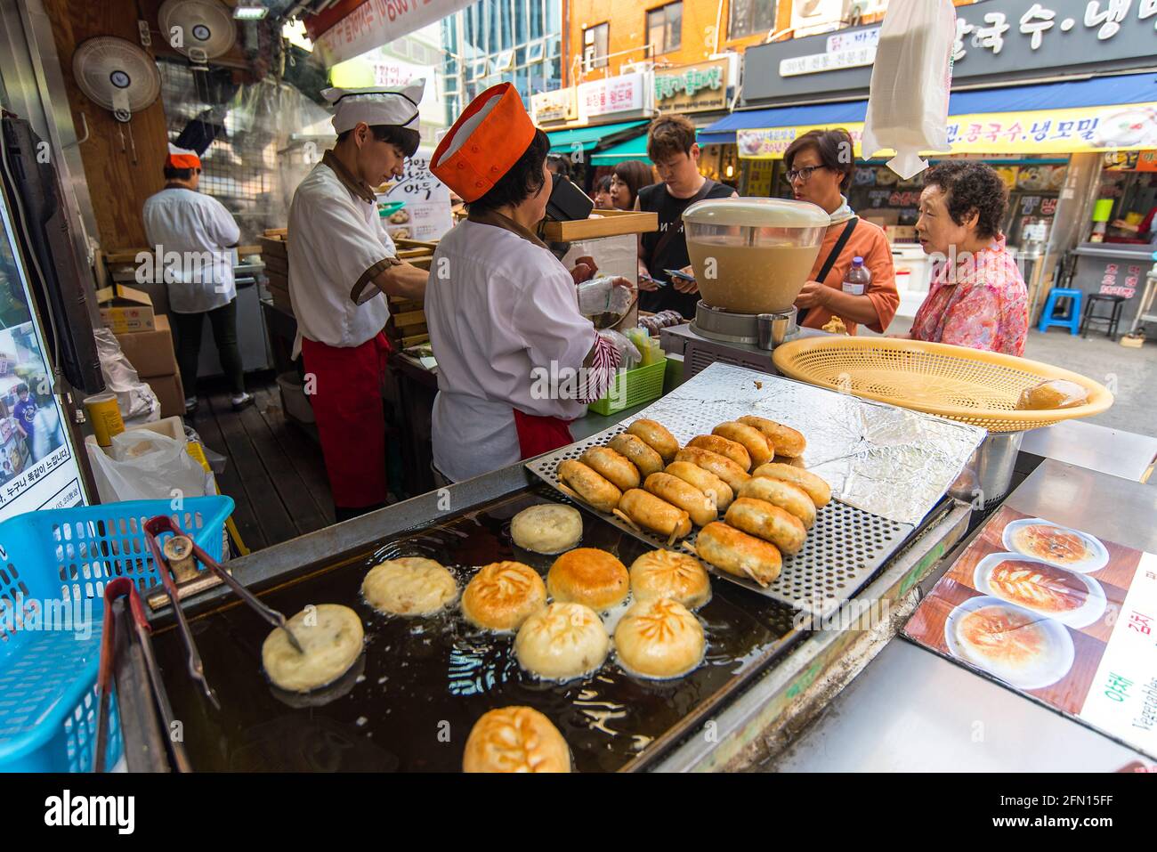 SEOUL - SEP 24: A sellers at the street shop with Korean traditional ...