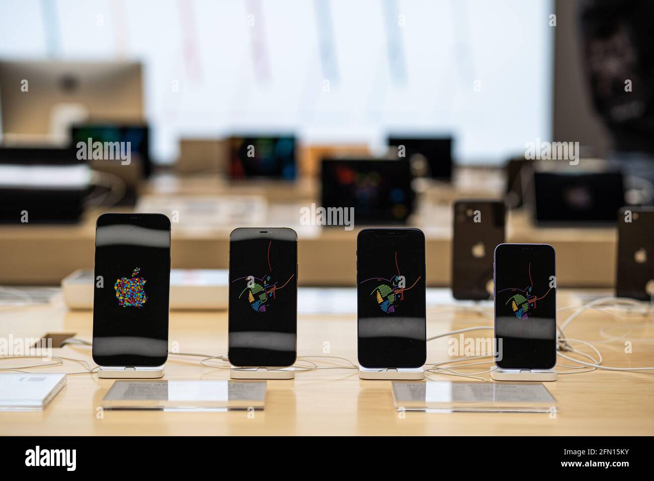 Apple authorized shop. The modern shop with apple products: Iphone ...