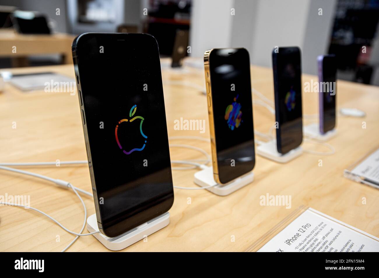 Apple authorized shop. The modern shop with apple products: Iphone ...