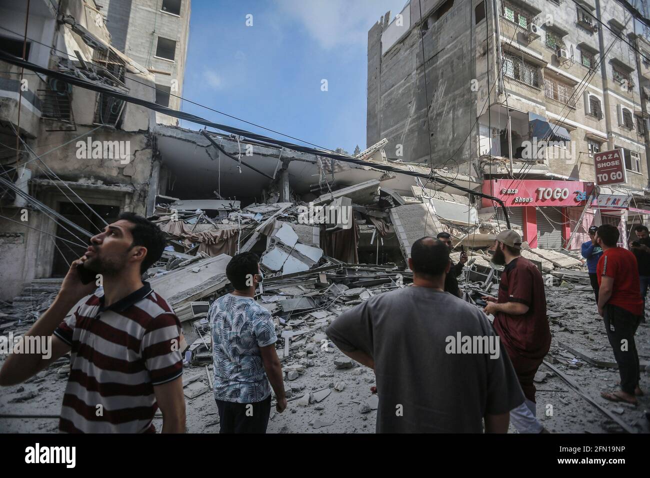 Gaza City, Palestinian Territories. 13th May, 2021. People inspect the ...
