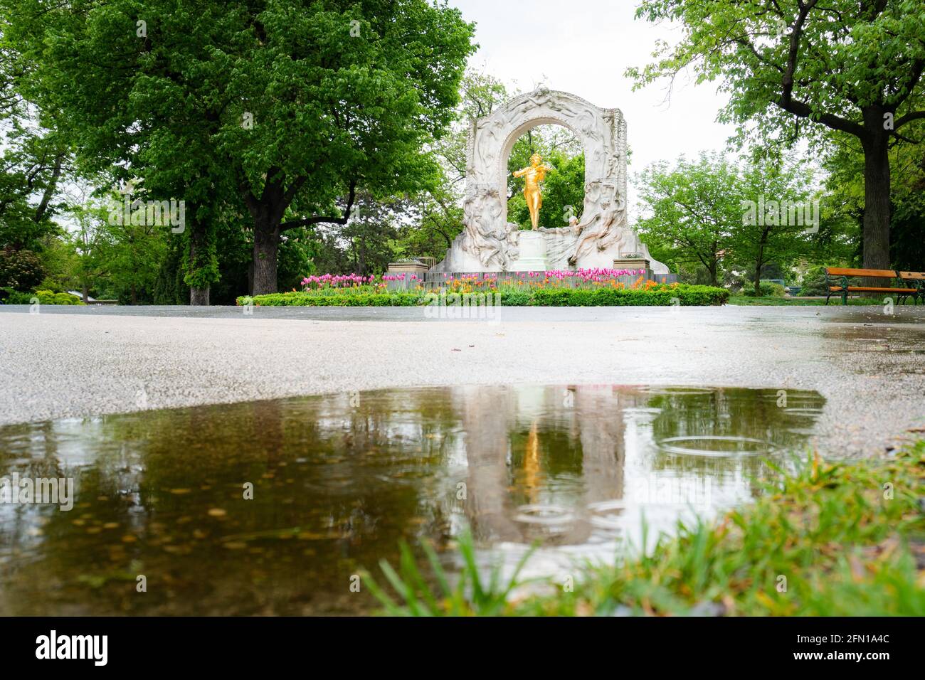 Johann Strauss monument in the Vienna city Stadtpark on a rainy day ...