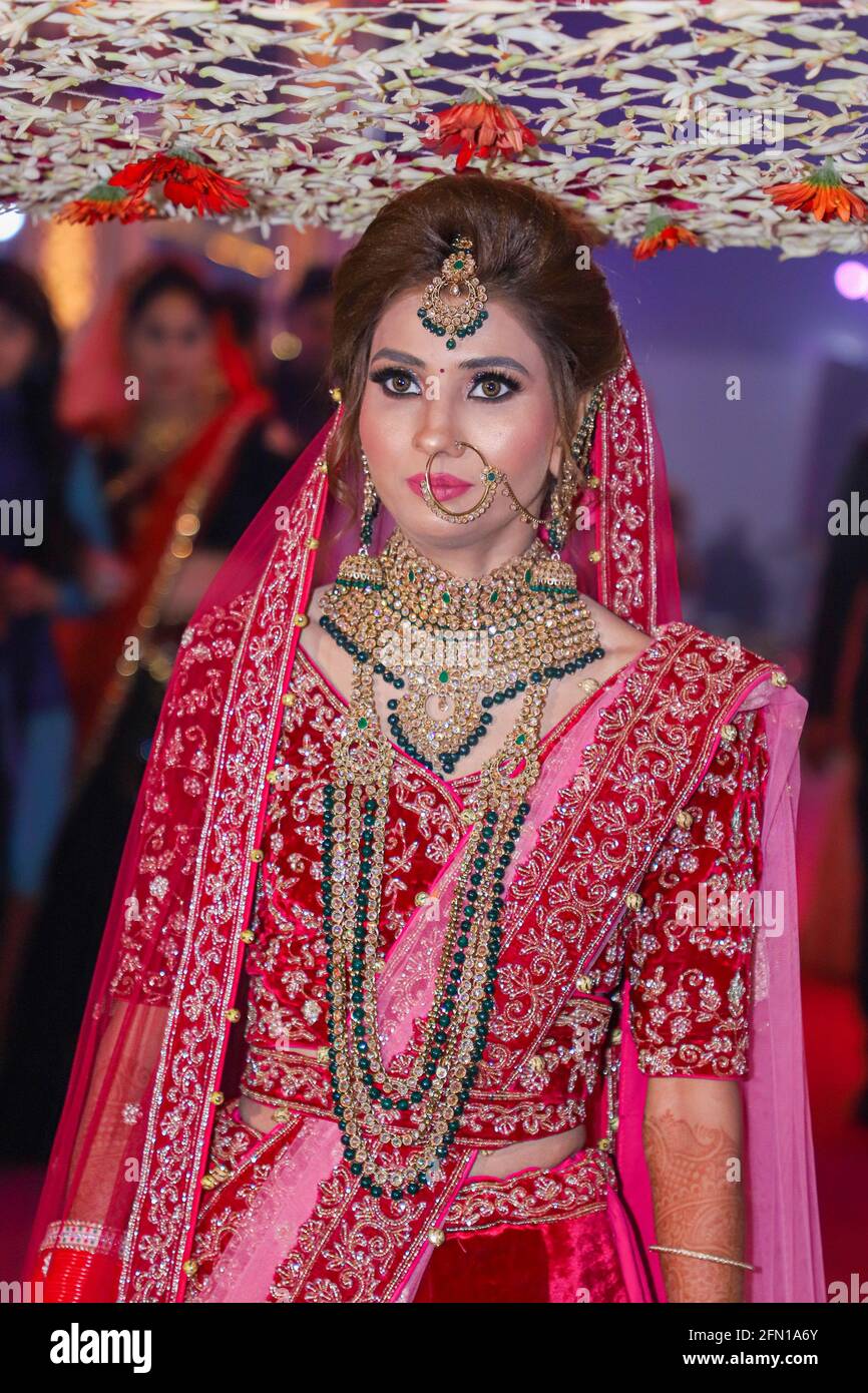 Red wedding saree hi-res stock photography and images - Alamy