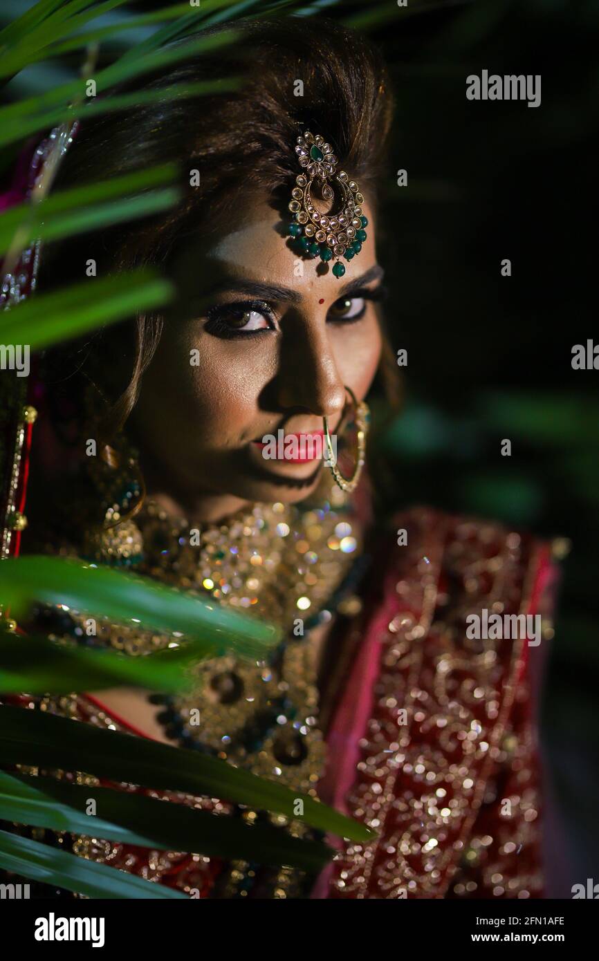 Red wedding saree hi-res stock photography and images - Alamy