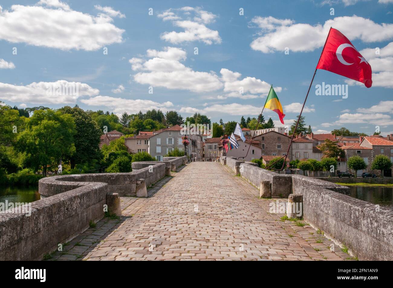 ‘Pont Vieux’ bridge (13th century), Confolens, Charente (16), Nouvelle ...