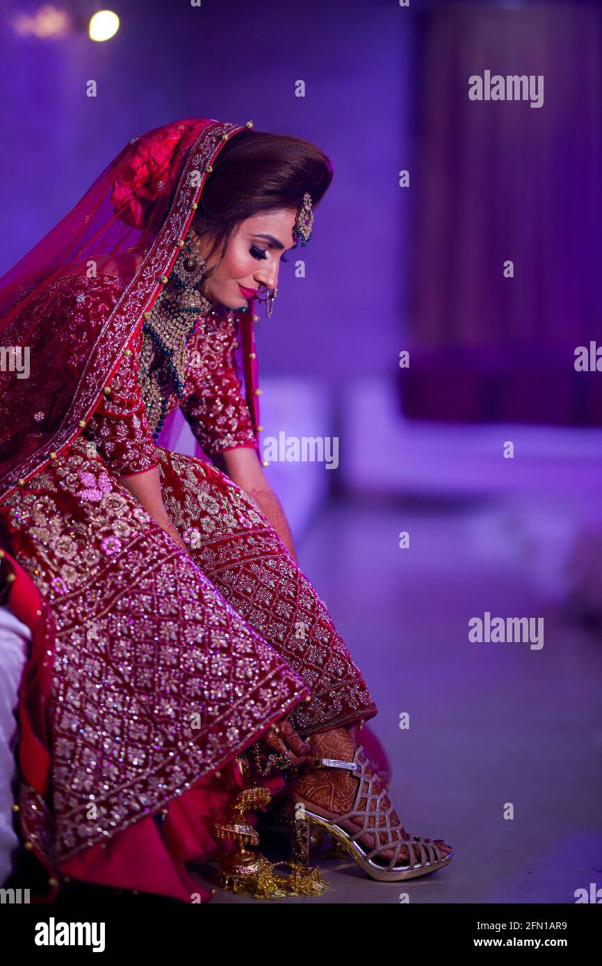 Red wedding saree hi-res stock photography and images - Alamy