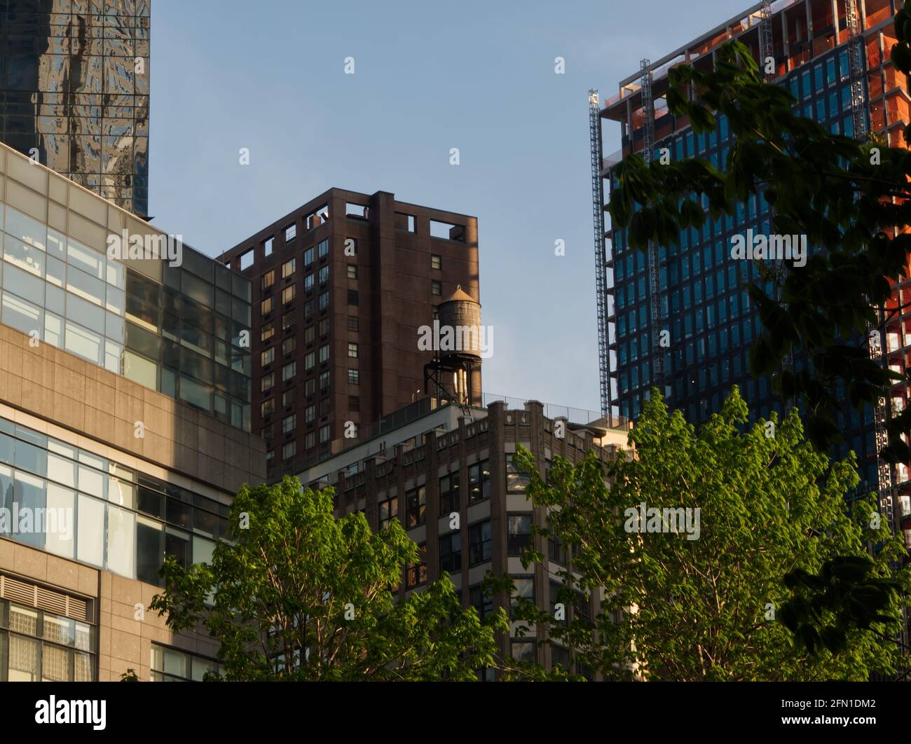 Famous water tower on New York roof in the skyscraper jungle Stock ...