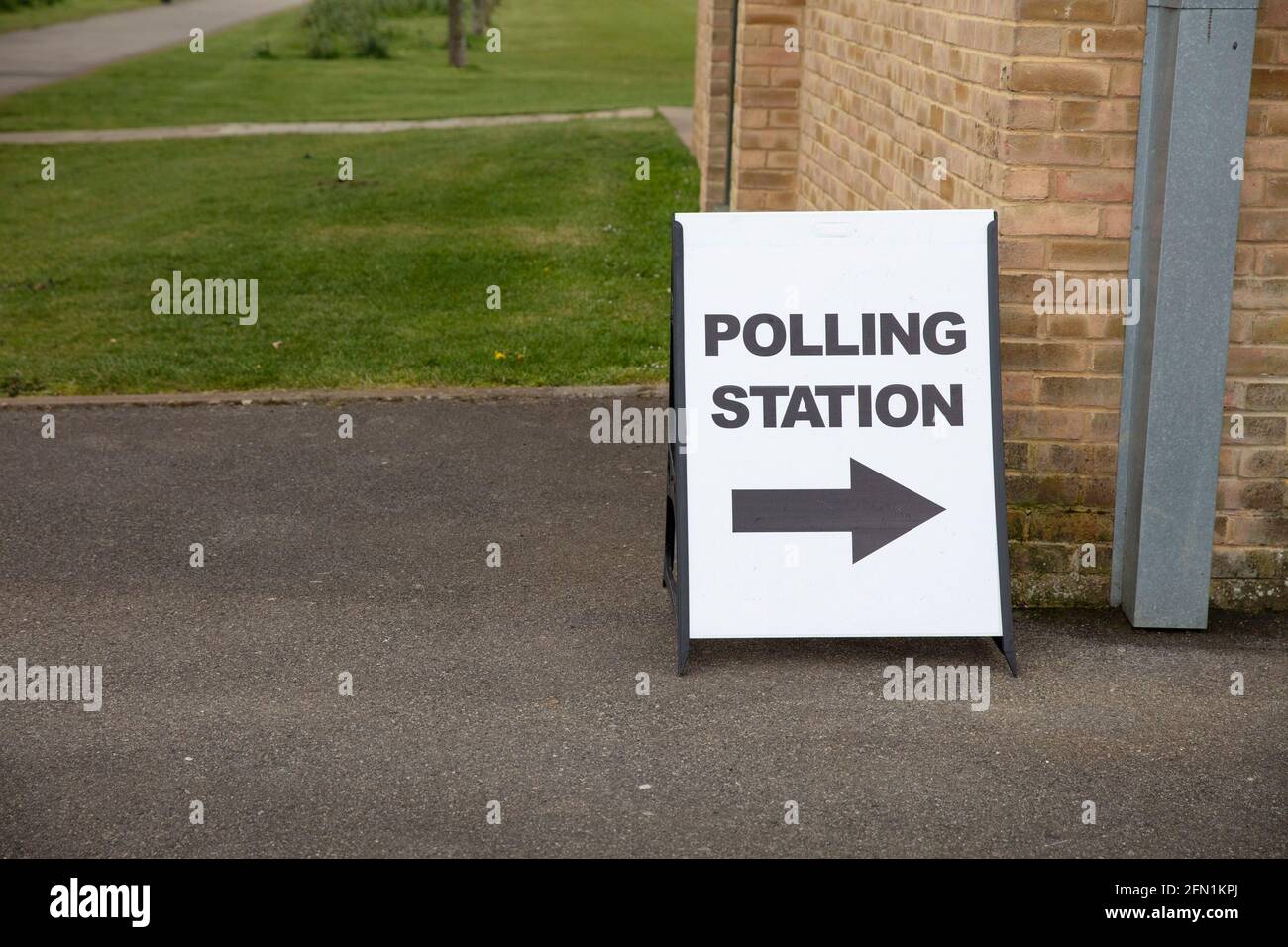 Voting location signage hi-res stock photography and images - Alamy