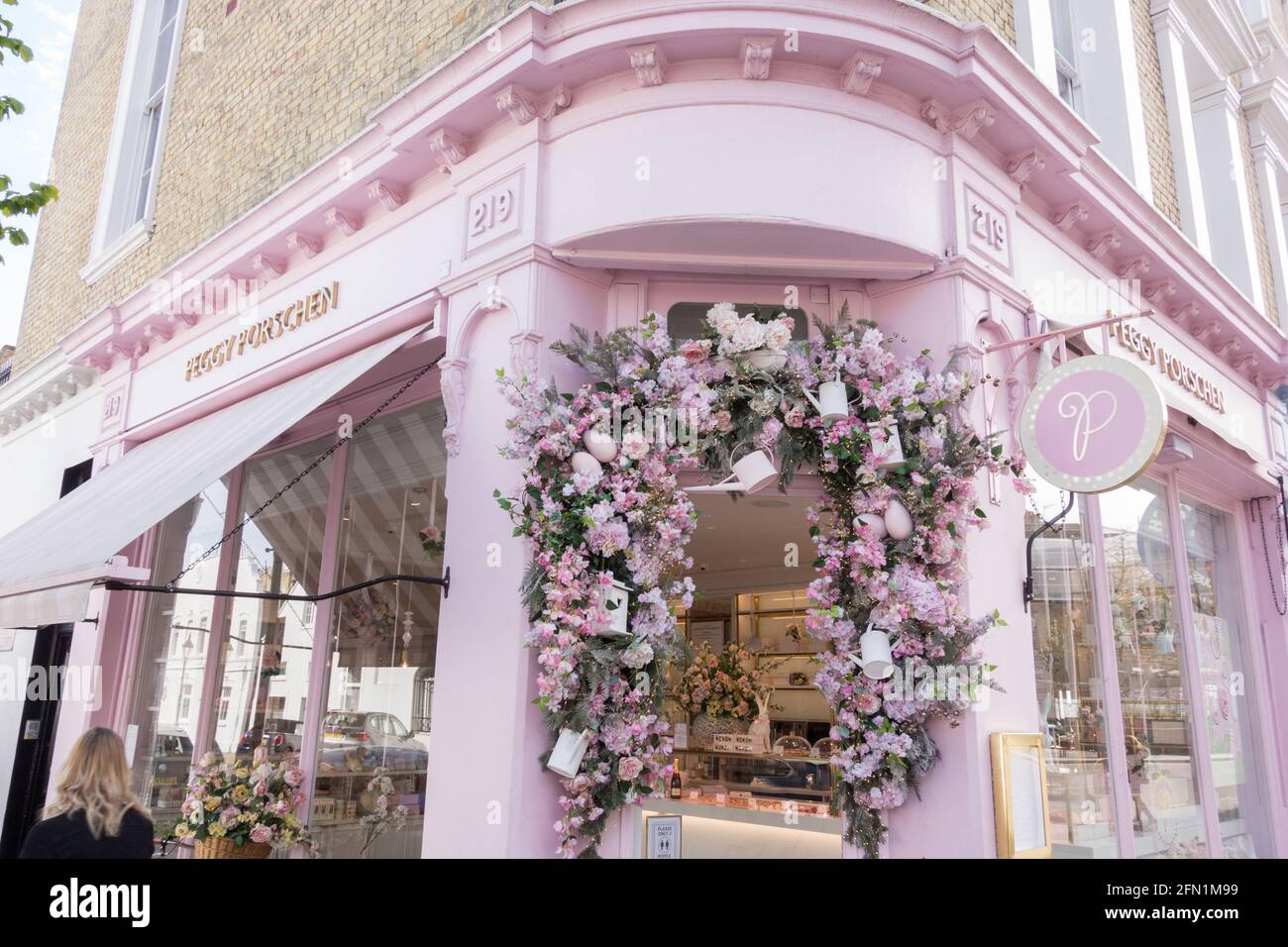 Pretty-in-pink Peggy Porschen Chelsea shop entrance and exterior, King ...