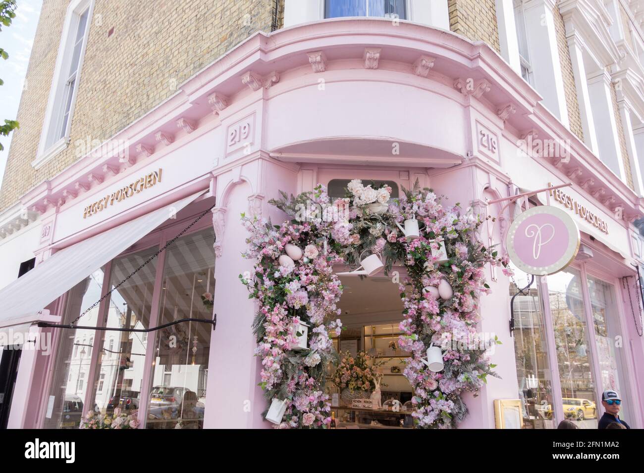 Pretty-in-pink Peggy Porschen Chelsea shop entrance and exterior, King ...
