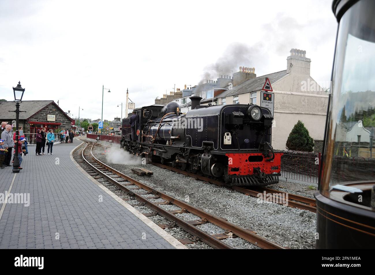 Locomotive running round its train hi-res stock photography and images ...