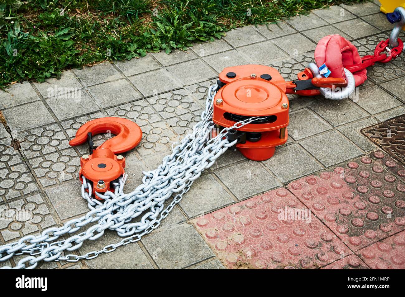 Detail of chain winch. Manual chain hoist Stock Photo - Alamy