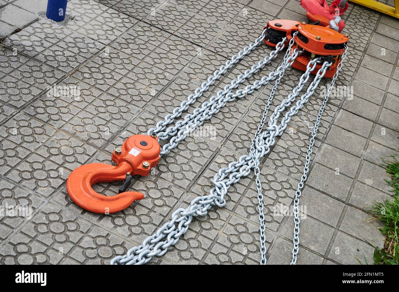 Detail of chain winch. Manual chain hoist Stock Photo - Alamy