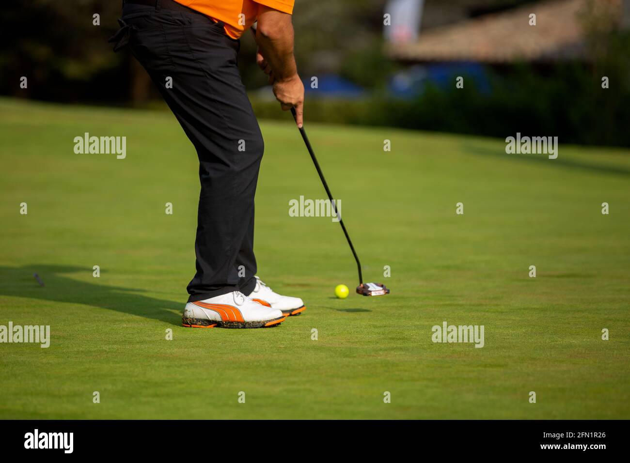 Professional golfer practicing in playing golf hi-res stock photography ...