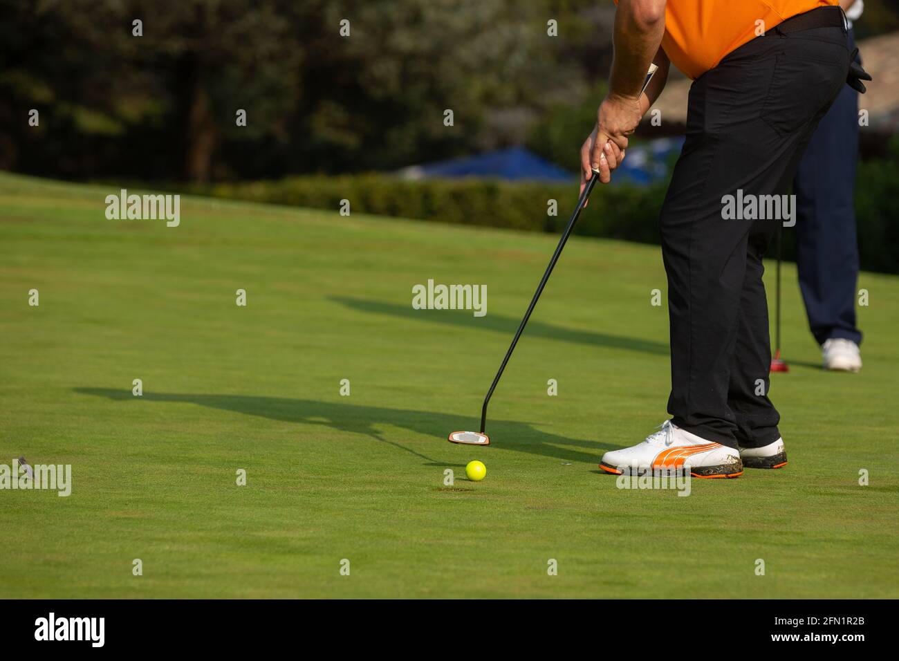 Professional golfer practicing in playing golf hi-res stock photography ...