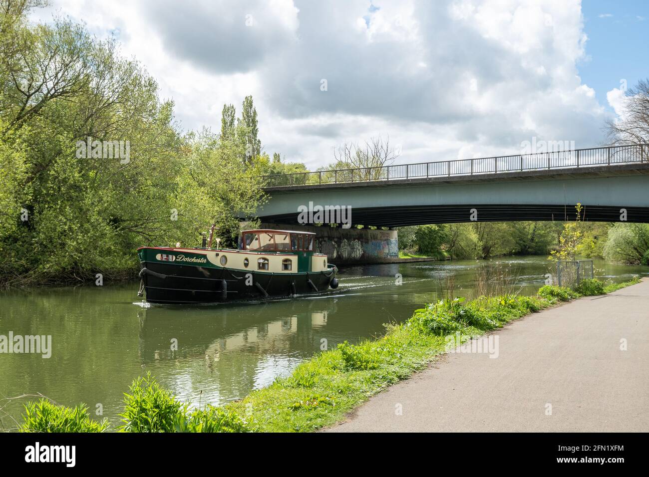 Riverboat boat passing under Donnington Bridge on the River Thames in ...