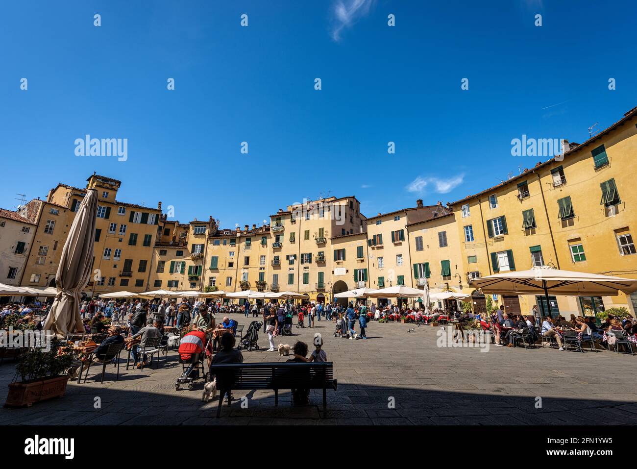 Piazza dell'Anfiteatro in Lucca downtown (Amphitheater Square ...