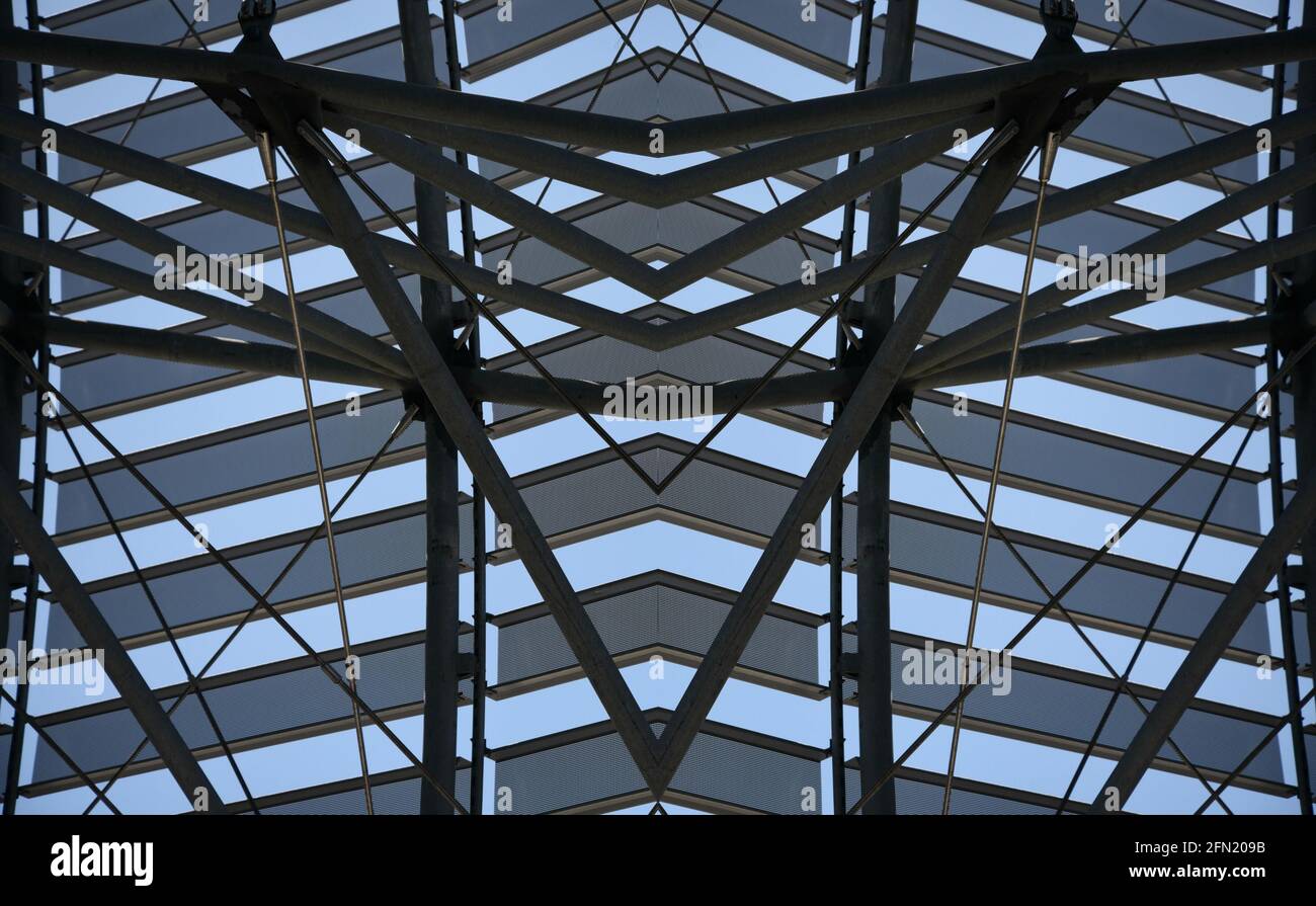 Architectural detail of the San Diego Library steel-and-mesh lattice ...