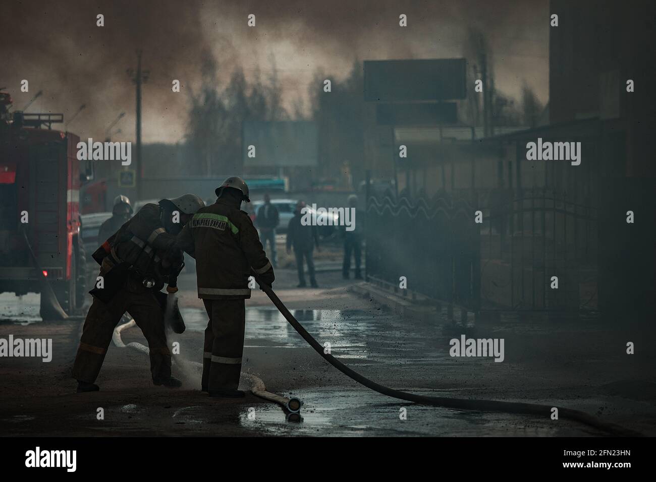 House on fire fireman hi-res stock photography and images - Alamy