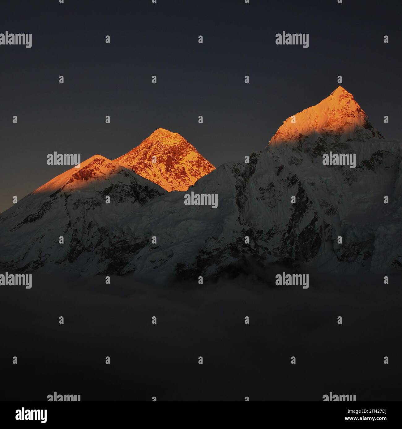 Mt everest sunset hi-res stock photography and images - Alamy