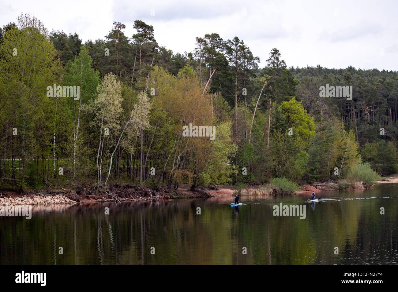 Spalt, Germany. 13th May, 2021. Stand-up paddlers glide across the ...