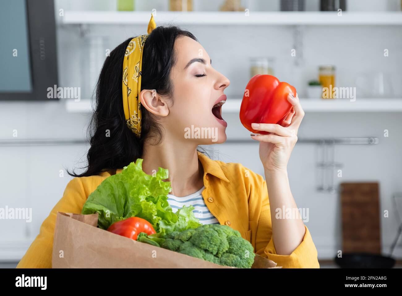 Woman eating lettuce mouth hi-res stock photography and images - Alamy