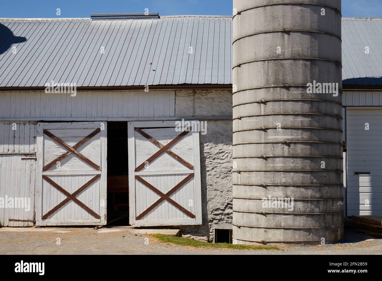 Open barn door on a farm in Lancaster County, Pennsylvania, USA Stock ...