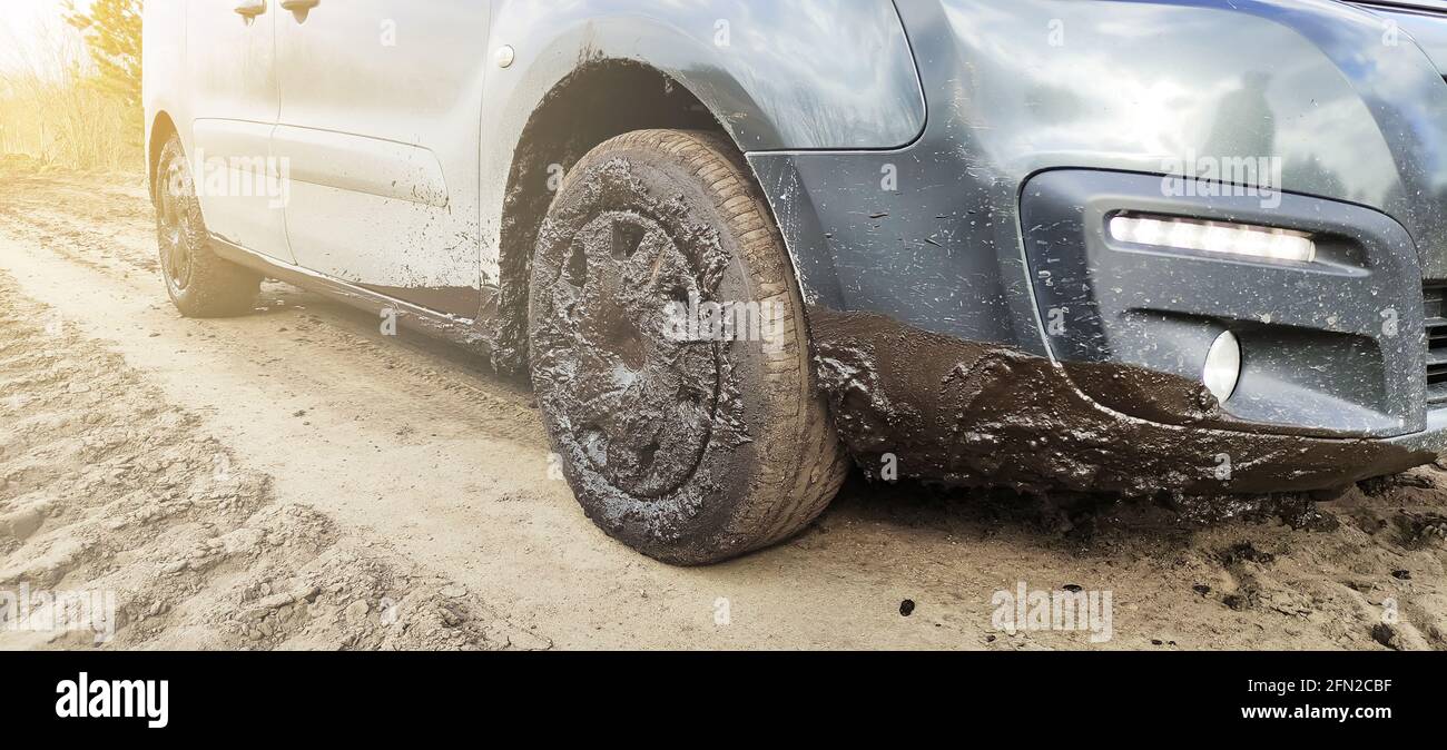 Car stuck in mud rain hi-res stock photography and images - Alamy