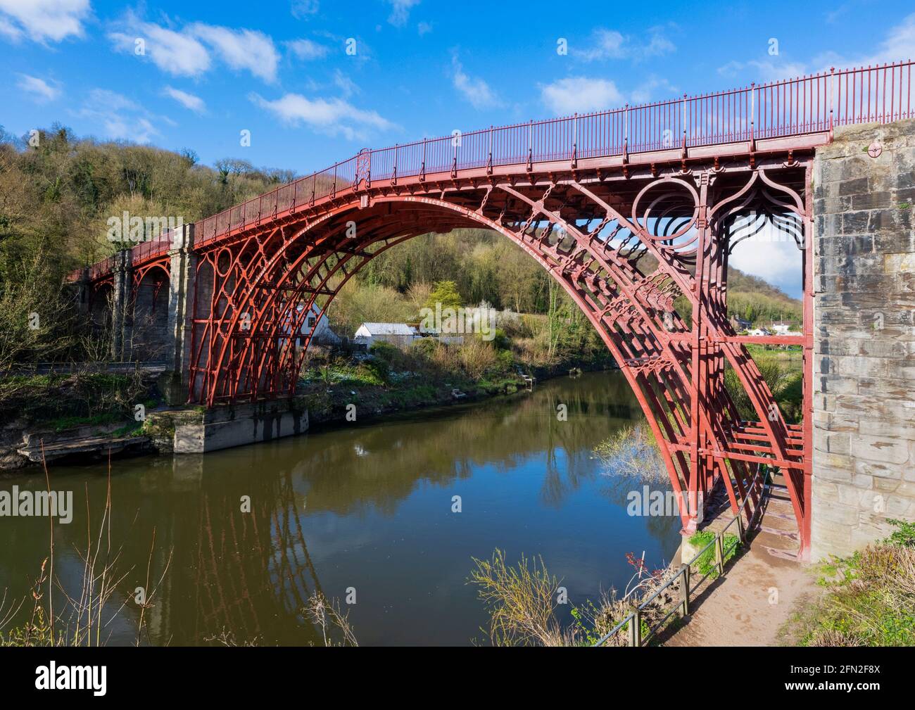 The Iron Bridge spanning the River Severn at Ironbridge, Shropshire ...