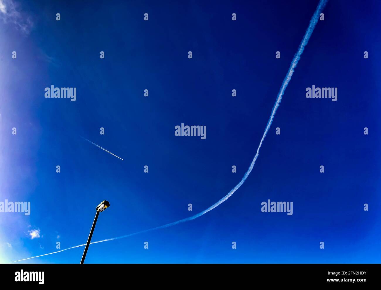 Jet rrails hi-res stock photography and images - Alamy