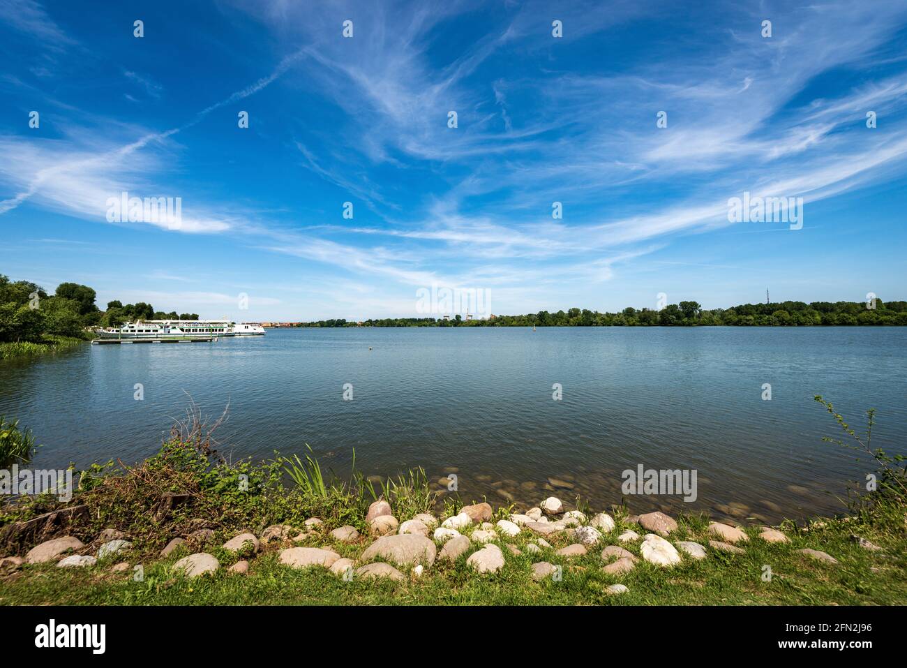Lago di mezzo hi-res stock photography and images - Alamy