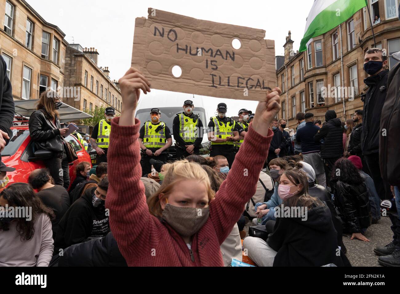 Protesters holding protest signs hi-res stock photography and images ...