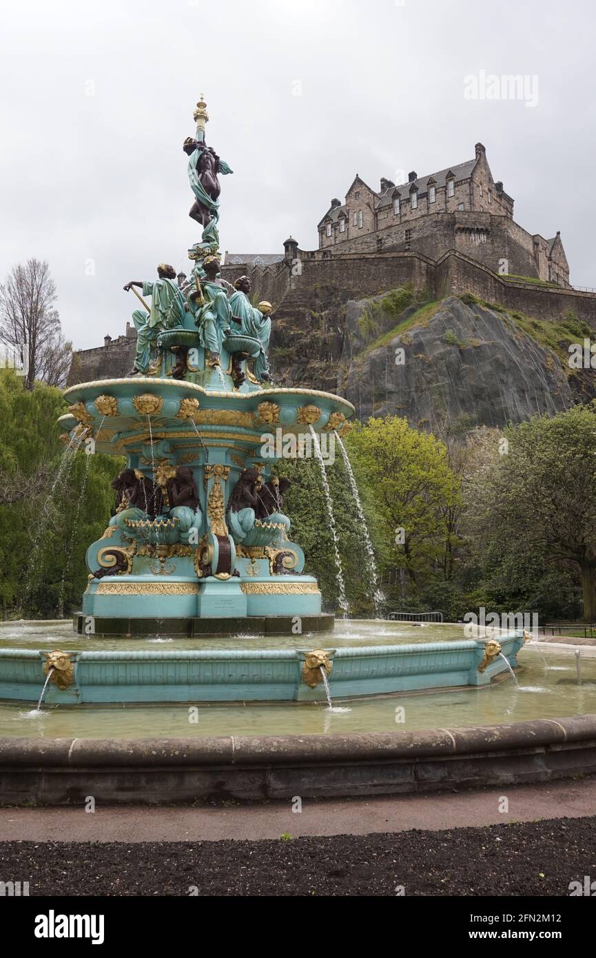 Fountain in front of Edinburgh Castle Stock Photo - Alamy