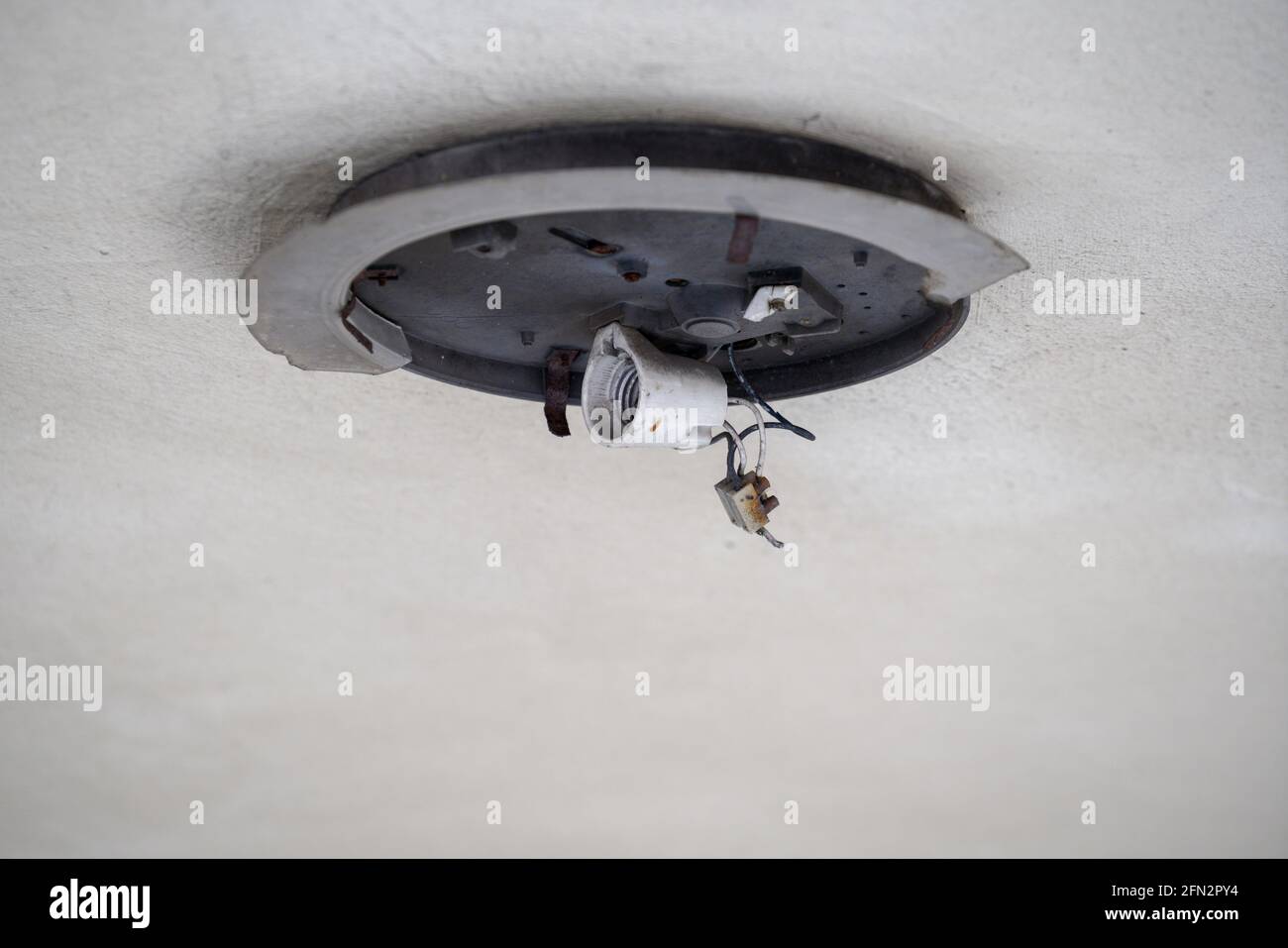 Close up shot of an empty bulb holder on ceiling Stock Photo - Alamy
