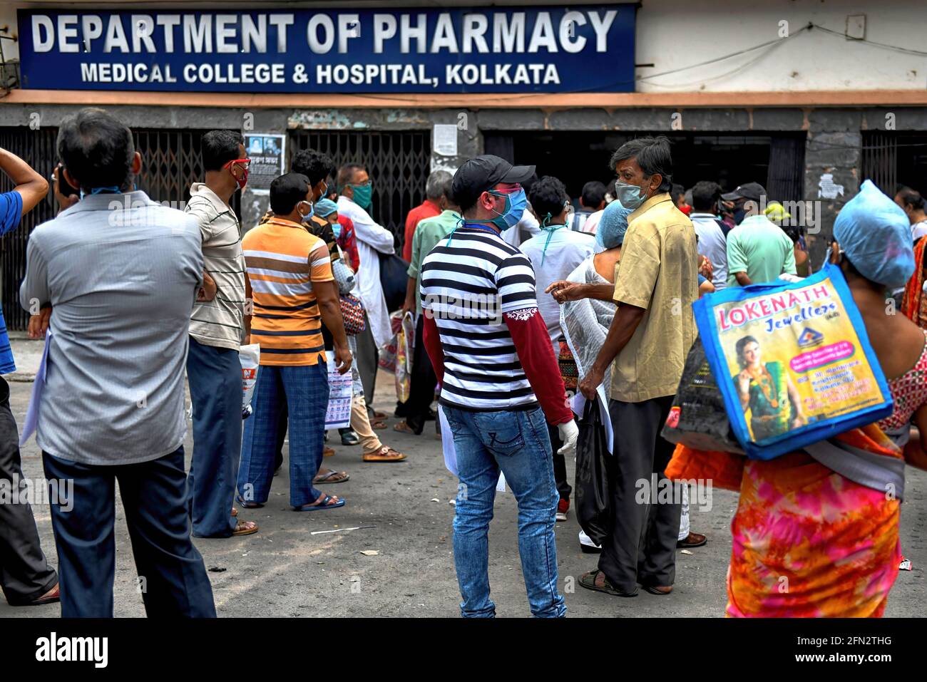 Patients queue hospital india hi-res stock photography and images - Alamy
