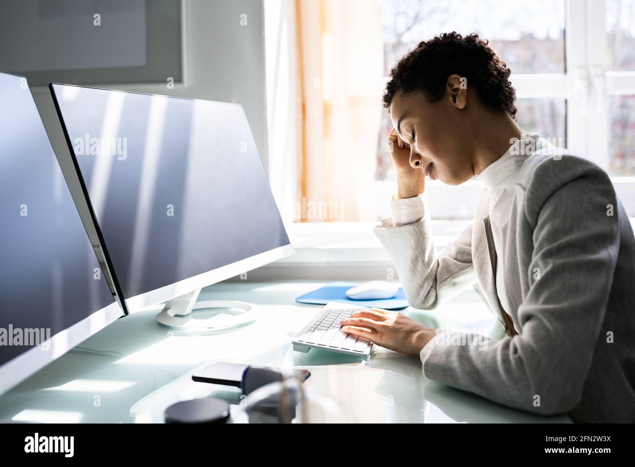Women sad desk hi-res stock photography and images - Alamy