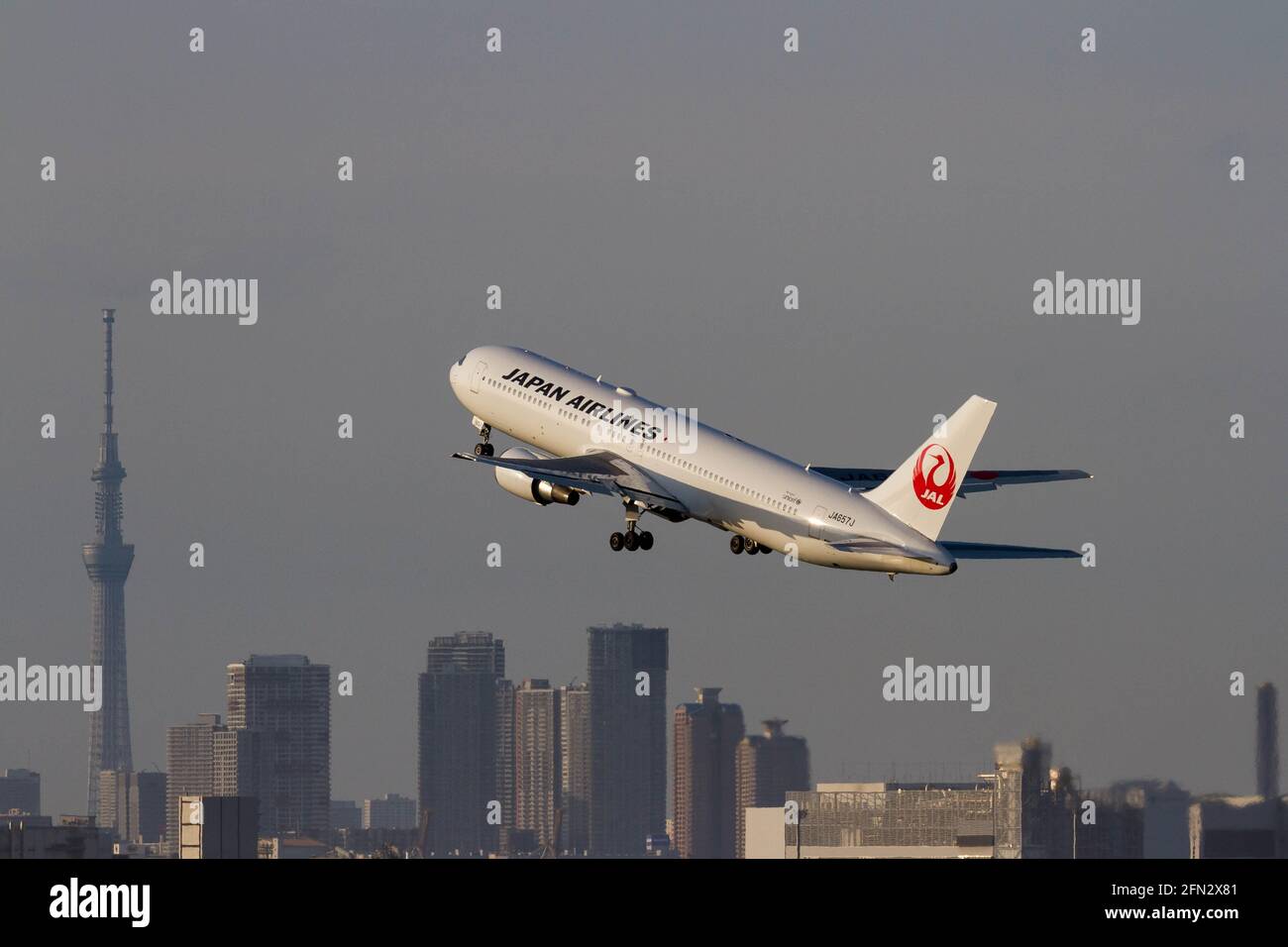 Japan airline, Jal flying over Tokyo Sky Tree under construction. New ...