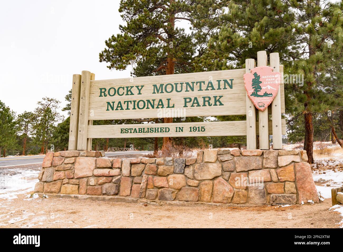 Estes Park, CO - November 14, 2020: Entrance sign to Rocky Mountain ...
