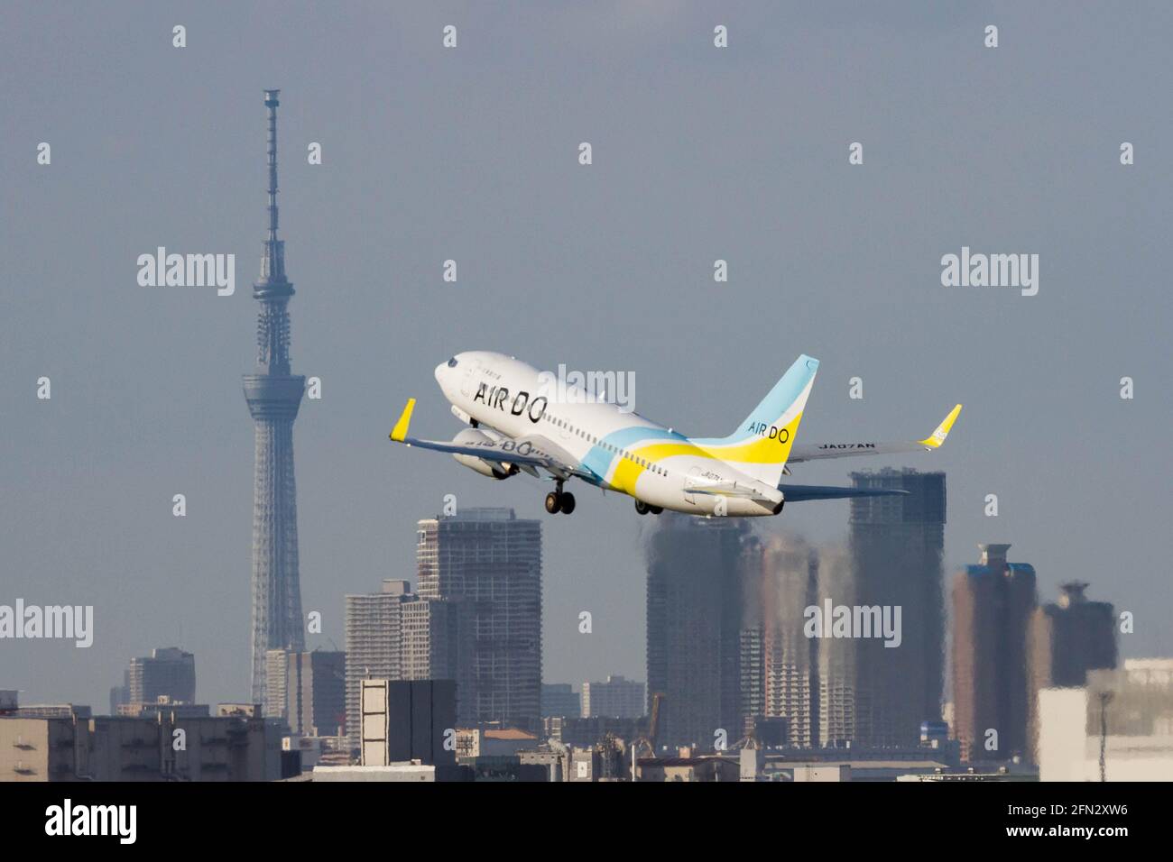 Tokyo, Tokyo, Japan. 16th May, 2019. Air Do flying over Tokyo Sky Tree ...