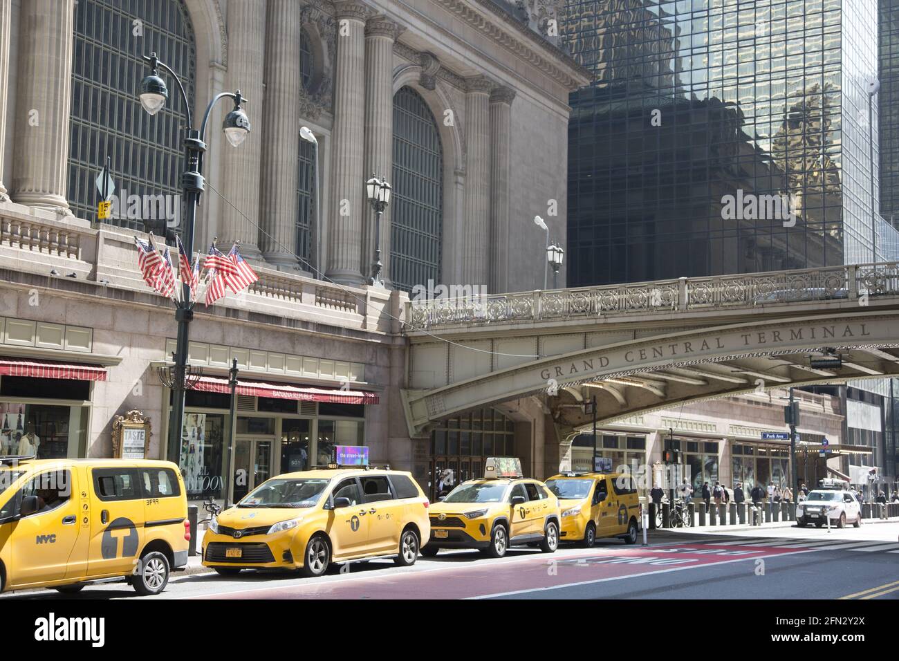 Taxi stand on 42nd Street at Grand Central Terminal where the Park Avenue bridge crosses over ...