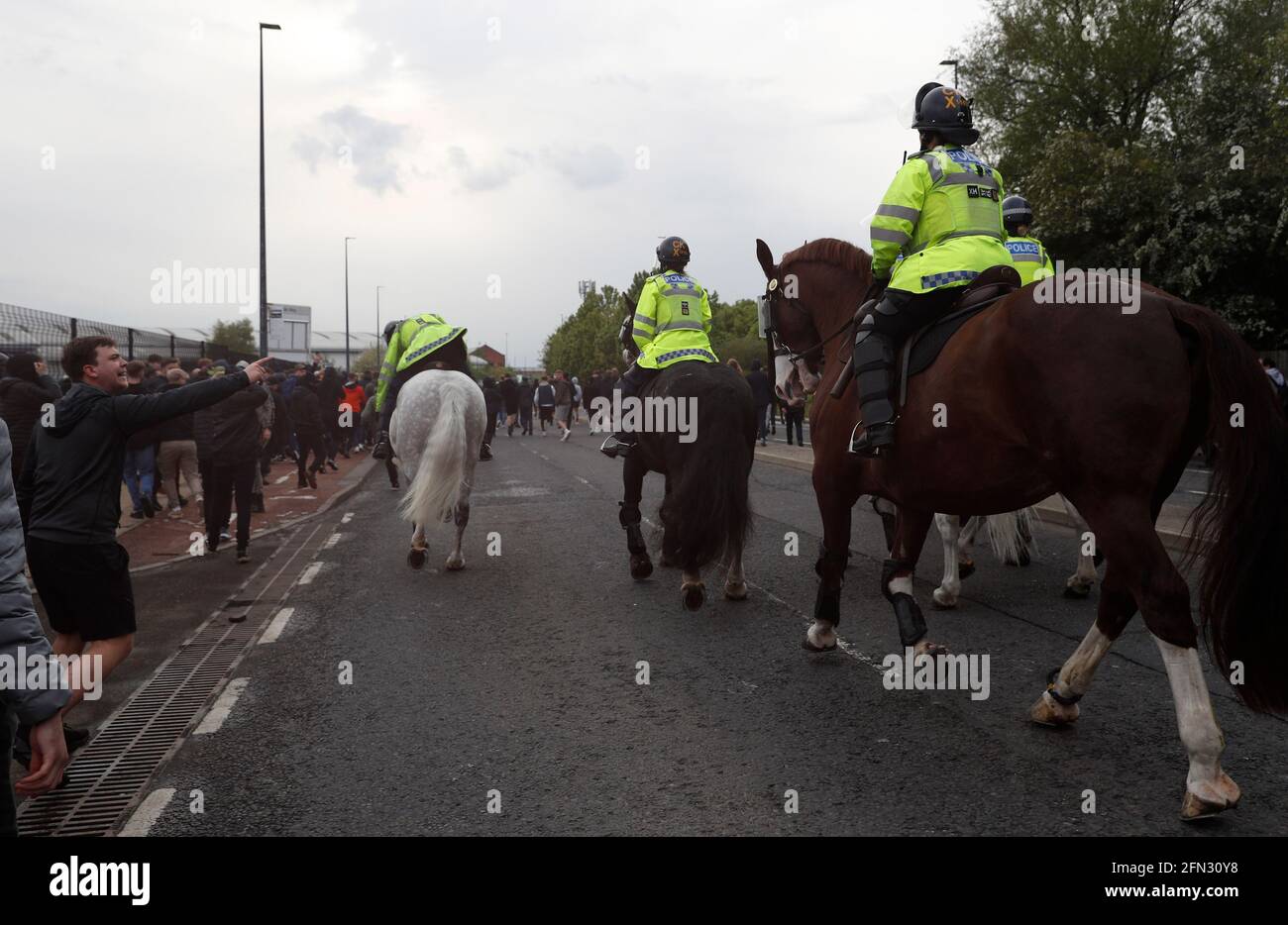 Old trafford crowd liverpool hi-res stock photography and images - Alamy